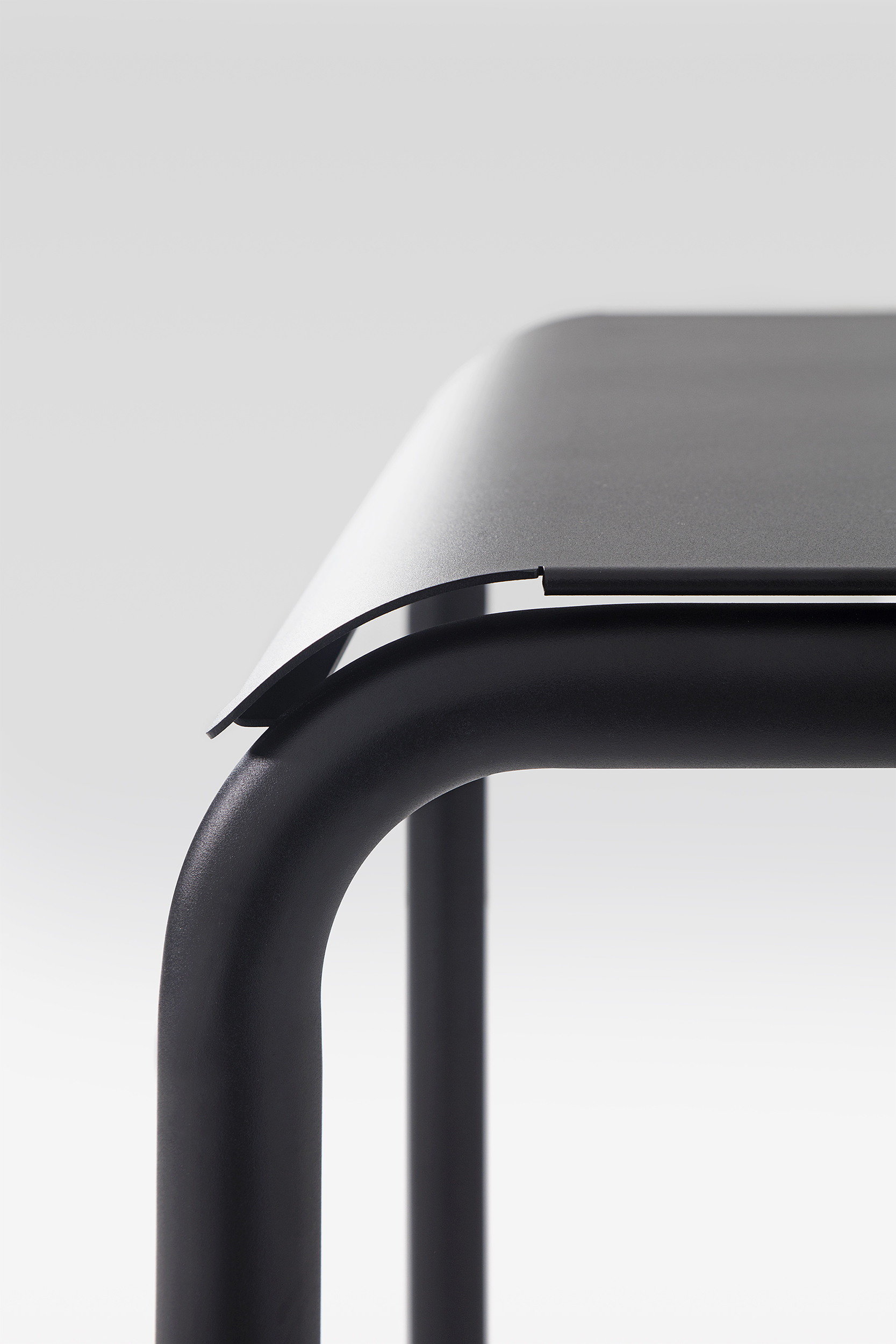 TUBE SQUARE TABLE – Eugeni Quitllet